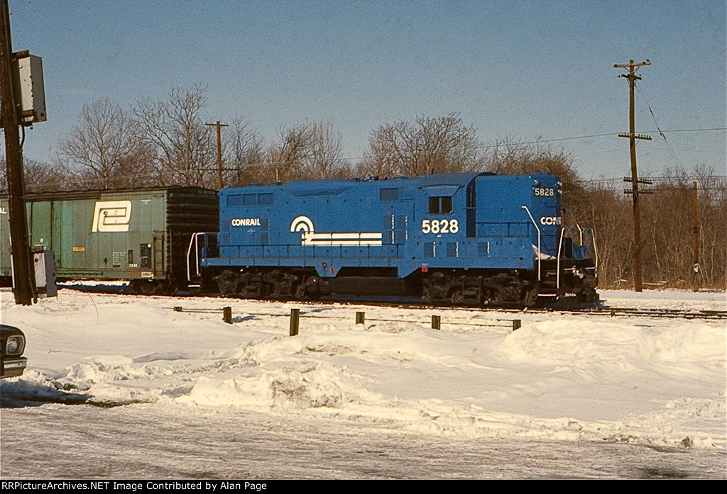 Conrail GP7 5828